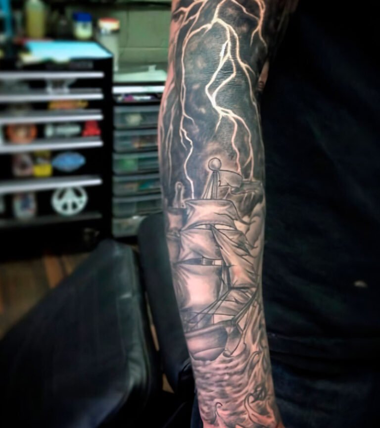 +150 Tatuajes de rayos: ⚡ Significado, imágenes y diseños