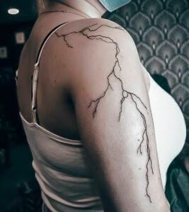 +150 Tatuajes de rayos: ⚡ Significado, imágenes y diseños